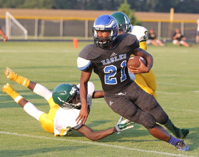 Latta nips Eagles with late TD | Bladen Journal
